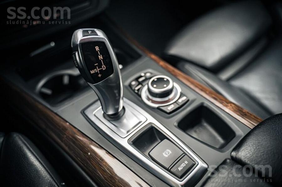 White BMW X5 2011 in Riga, with an engine capacity of 3.00 L and mileage of 0 thousand km for 7990 €, photo 11 on AUTOMOTO.COM.LV