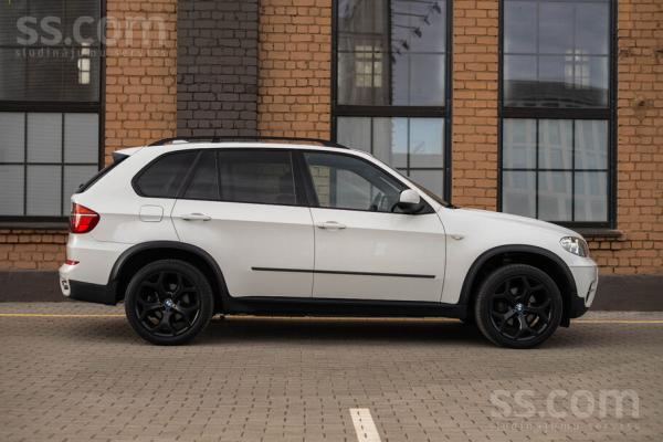 White BMW X5 2012 in Riga, with an engine capacity of 3.00 L and mileage of 0 thousand km for 12450 €, photo 5 on AUTOMOTO.COM.LV