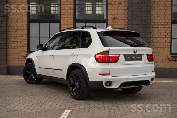 White BMW X5 2012 in Riga, with an engine capacity of 3.00 L and mileage of 0 thousand km for 12450 €, photo 9 on AUTOMOTO.COM.LV