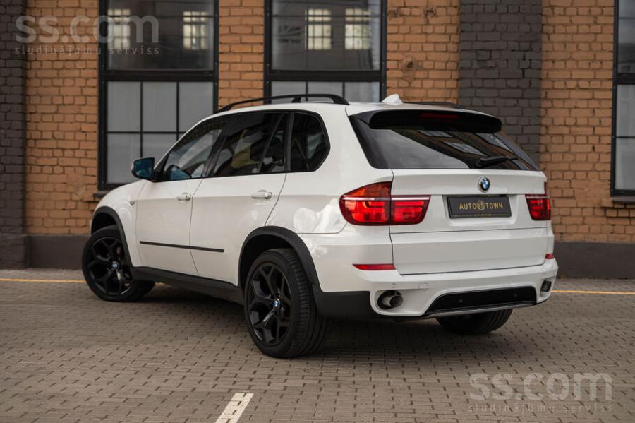 White BMW X5 2012 in Riga, with an engine capacity of 3.00 L and mileage of 0 thousand km for 12450 €, photo 9 on AUTOMOTO.COM.LV