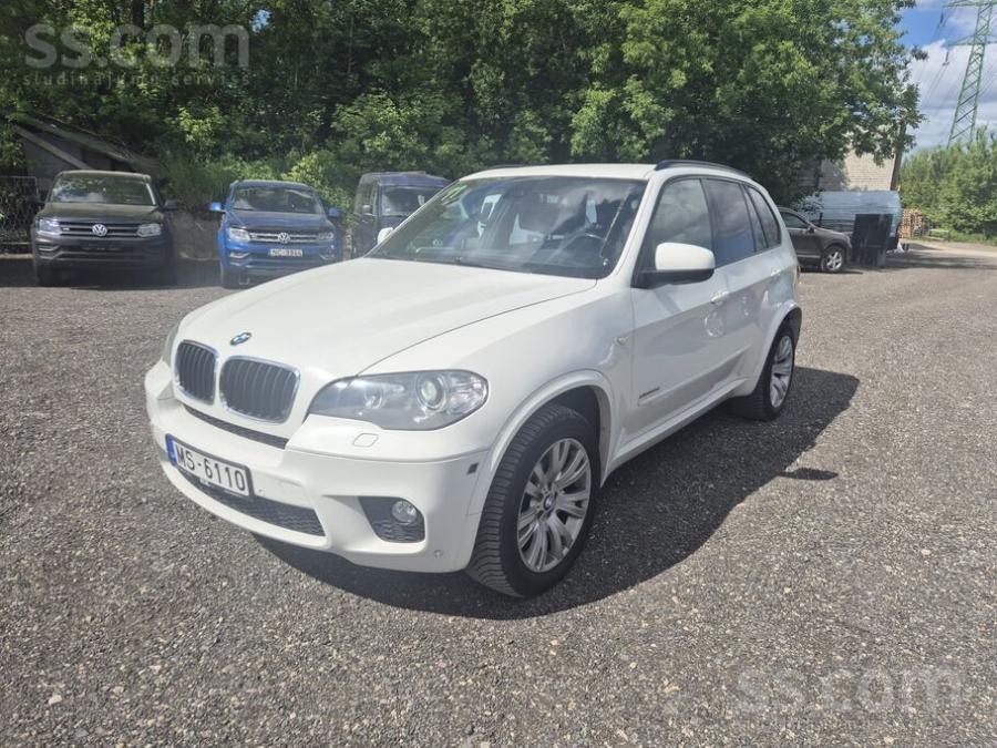White BMW X5 2012 in Riga, with an engine capacity of 3.00 L and mileage of 295 thousand km for 4600 €, photo 1 on AUTOMOTO.COM.LV