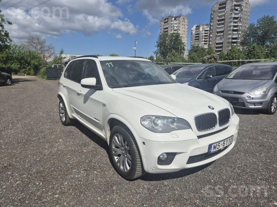 White BMW X5 2012 in Riga, with an engine capacity of 3.00 L and mileage of 295 thousand km for 4600 €, photo 2 on AUTOMOTO.COM.LV