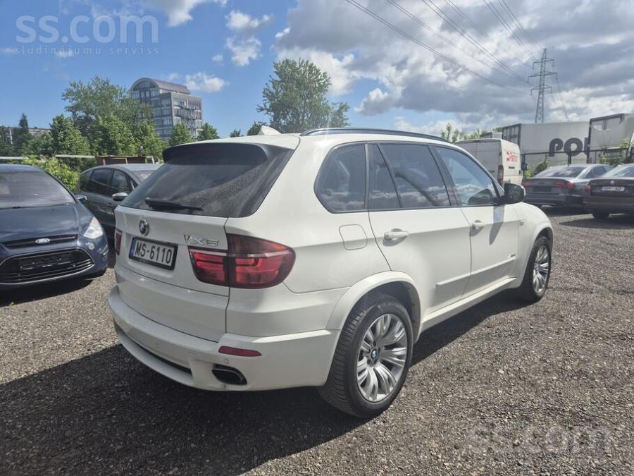 White BMW X5 2012 in Riga, with an engine capacity of 3.00 L and mileage of 295 thousand km for 4600 €, photo 4 on AUTOMOTO.COM.LV