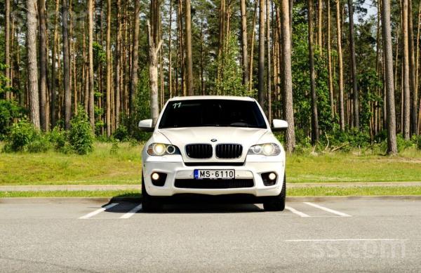 White BMW X5 2012 in Riga, with an engine capacity of 3.00 L and mileage of 295 thousand km for 4500 €, photo 3 on AUTOMOTO.COM.LV