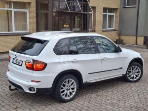 Balts BMW X5 2012 Šilutė, ar dzinēja tilpumu 3.00 L un nobraukumu 283 tūkst. km par 9500 €, foto  vietnē AUTOMOTO.COM.LV