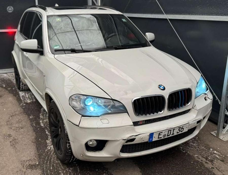 Balts BMW X5 2012 Vievis, ar dzinēja tilpumu 2.99 L un nobraukumu 334 tūkst. km par 5950 €, foto 3 vietnē AUTOMOTO.COM.LV