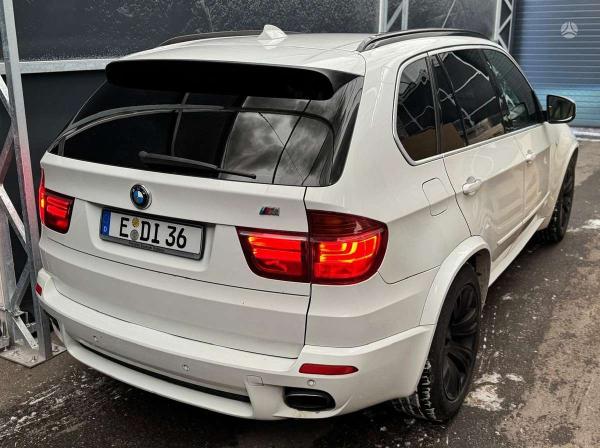 White BMW X5 2012 in Vievis, with an engine capacity of 2.99 L and mileage of 334 thousand km for 5950 €, photo 4 on AUTOMOTO.COM.LV