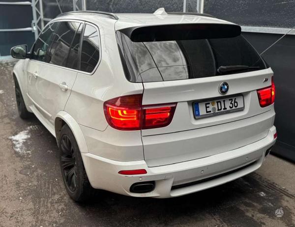 White BMW X5 2012 in Vievis, with an engine capacity of 2.99 L and mileage of 334 thousand km for 5950 €, photo 6 on AUTOMOTO.COM.LV