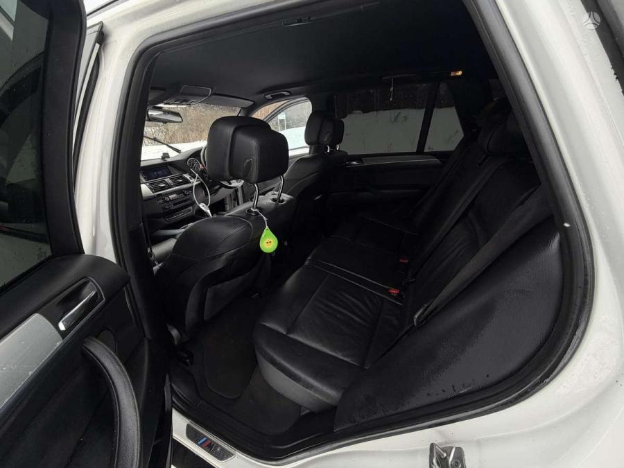 White BMW X5 2012 in Utena, with an engine capacity of 2.99 L and mileage of 160 thousand km for 5850 €, photo 17 on AUTOMOTO.COM.LV