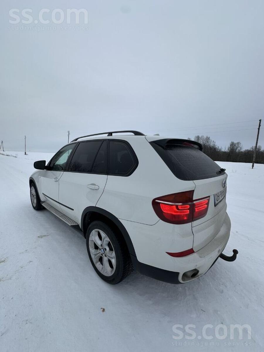 White BMW X5 2012 in Valmiera, with an engine capacity of 3.00 L and mileage of 318 thousand km for 12000 €, photo 1 on AUTOMOTO.COM.LV