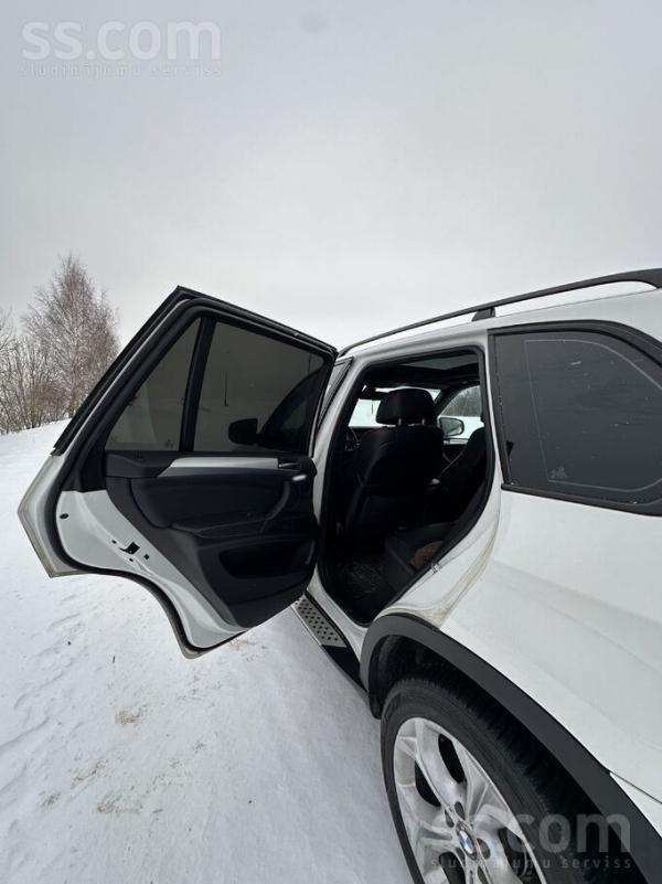 White BMW X5 2012 in Valmiera, with an engine capacity of 3.00 L and mileage of 318 thousand km for 12000 €, photo 3 on AUTOMOTO.COM.LV