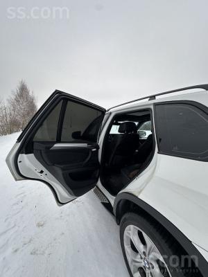 White BMW X5 2012 in Valmiera, with an engine capacity of 3.00 L and mileage of 318 thousand km for 12000 €, photo 3 on AUTOMOTO.COM.LV