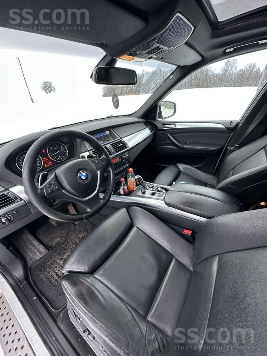 White BMW X5 2012 in Valmiera, with an engine capacity of 3.00 L and mileage of 318 thousand km for 12000 €, photo 8 on AUTOMOTO.COM.LV