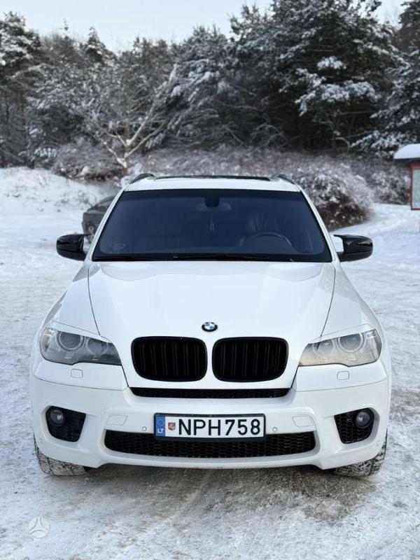 White BMW X5 2012 in Vilnius, with an engine capacity of 3.00 L and mileage of 270 thousand km for 10900 €, photo 3 on AUTOMOTO.COM.LV