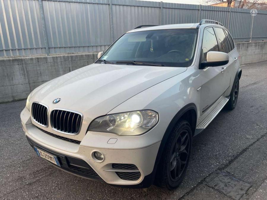 White BMW X5 2012 in Kaunas, with an engine capacity of 2.99 L and mileage of 290 thousand km for 10250 €, photo 1 on AUTOMOTO.COM.LV