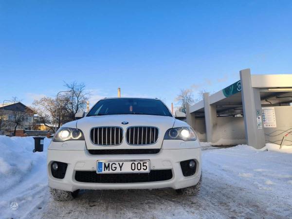White BMW X5 2012 in Siauliai, with an engine capacity of 3.00 L and mileage of 308 thousand km for 11500 €, photo 2 on AUTOMOTO.COM.LV