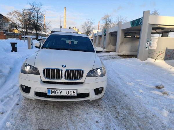 White BMW X5 2012 in Siauliai, with an engine capacity of 3.00 L and mileage of 308 thousand km for 11500 €, photo 3 on AUTOMOTO.COM.LV