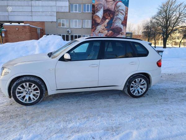 White BMW X5 2012 in Siauliai, with an engine capacity of 3.00 L and mileage of 308 thousand km for 11500 €, photo 5 on AUTOMOTO.COM.LV