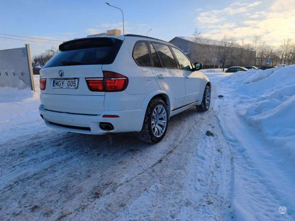 White BMW X5 2012 in Siauliai, with an engine capacity of 3.00 L and mileage of 308 thousand km for 11500 €, photo 8 on AUTOMOTO.COM.LV