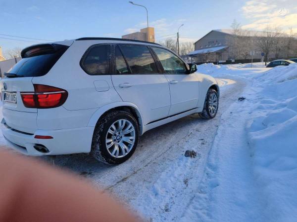 White BMW X5 2012 in Siauliai, with an engine capacity of 3.00 L and mileage of 308 thousand km for 11500 €, photo 9 on AUTOMOTO.COM.LV