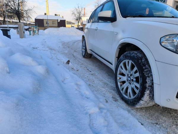 White BMW X5 2012 in Siauliai, with an engine capacity of 3.00 L and mileage of 308 thousand km for 11500 €, photo 10 on AUTOMOTO.COM.LV