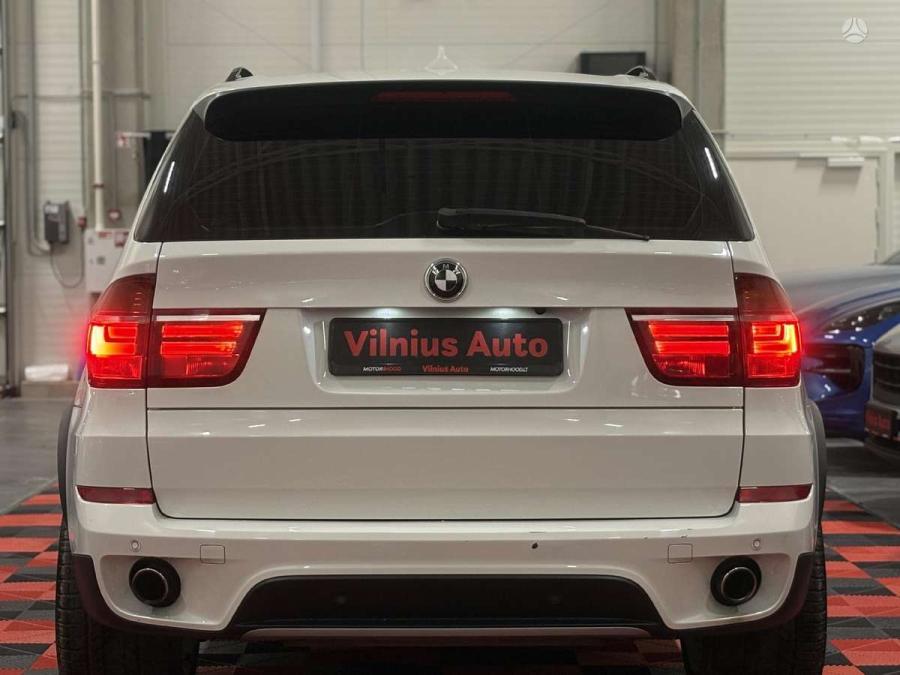 White BMW X5 2012 in Vilnius, with an engine capacity of 2.99 L and mileage of 243 thousand km for 10000 €, photo 5 on AUTOMOTO.COM.LV