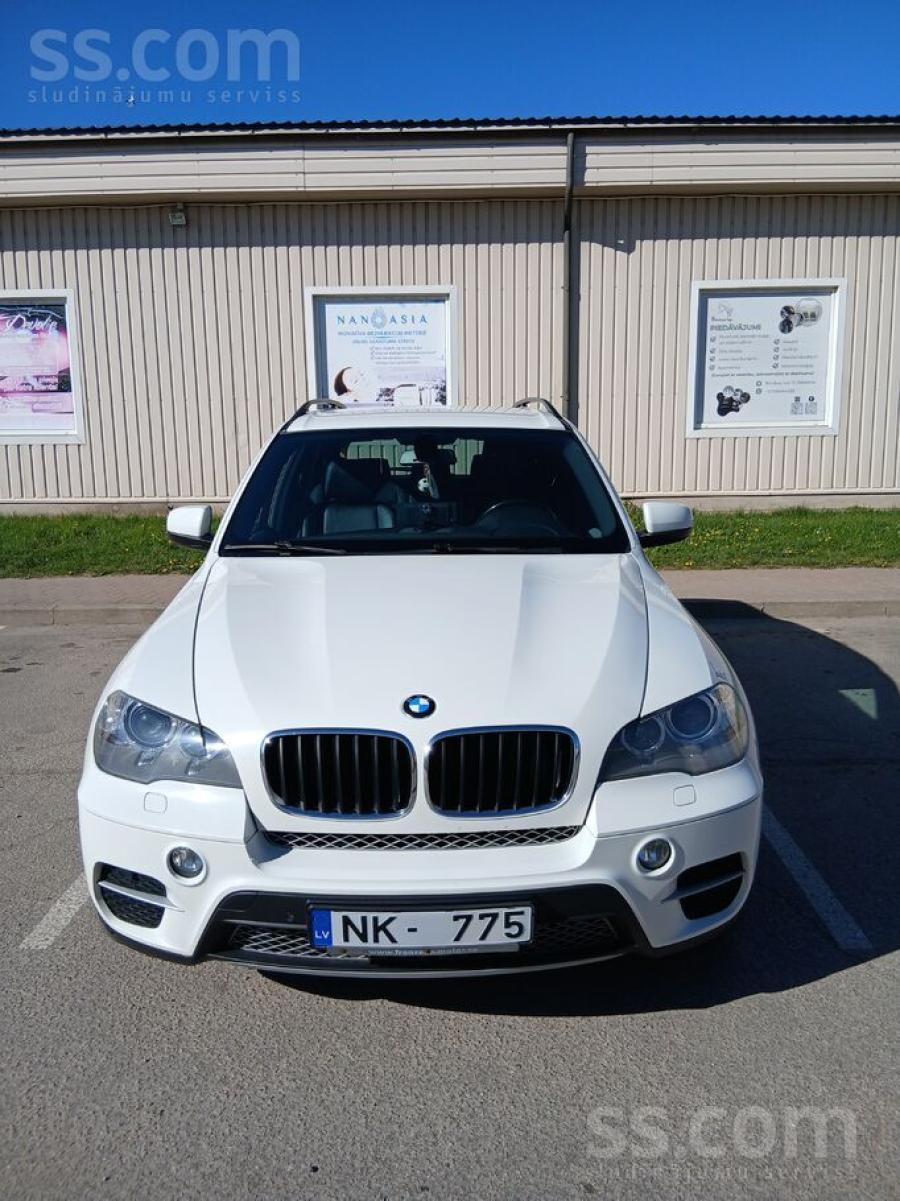 White BMW X5 2012 in Rezekne, with an engine capacity of 3.00 L and mileage of 294 thousand km for 11250 €, photo 1 on AUTOMOTO.COM.LV