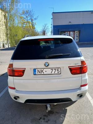 White BMW X5 2012 in Rezekne, with an engine capacity of 3.00 L and mileage of 294 thousand km for 11250 €, photo 3 on AUTOMOTO.COM.LV