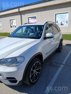 White BMW X5 2012 in Rezekne, with an engine capacity of 3.00 L and mileage of 294 thousand km for 11250 €, photo 4 on AUTOMOTO.COM.LV