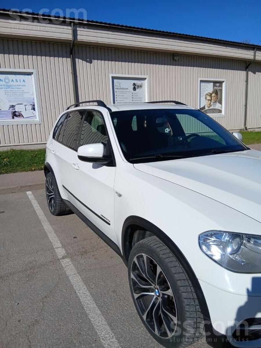 White BMW X5 2012 in Rezekne, with an engine capacity of 3.00 L and mileage of 294 thousand km for 11250 €, photo 5 on AUTOMOTO.COM.LV