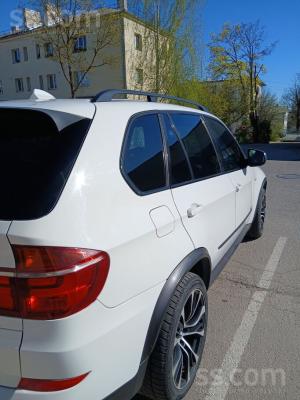 White BMW X5 2012 in Rezekne, with an engine capacity of 3.00 L and mileage of 294 thousand km for 11250 €, photo 7 on AUTOMOTO.COM.LV