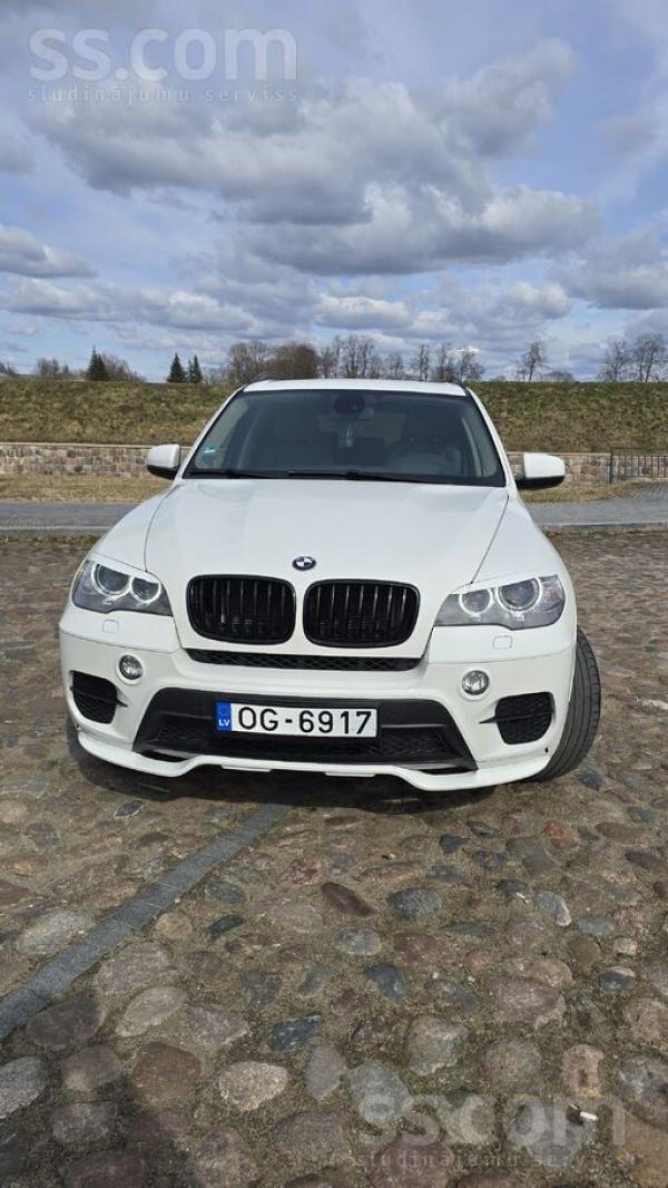 White BMW X5 2012 in Daugavpils, with an engine capacity of 3.00 L and mileage of 233 thousand km for 13000 €, photo 1 on AUTOMOTO.COM.LV