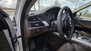 Balts BMW X5 2012 Daugavpils, ar dzinēja tilpumu 3.00 L un nobraukumu 233 tūkst. km par 13000 €, foto 27 vietnē AUTOMOTO.COM.LV