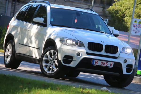 White BMW X5 2012 in Riga, with an engine capacity of 3.00 L and mileage of 276 thousand km for 12390 €, photo 3 on AUTOMOTO.COM.LV