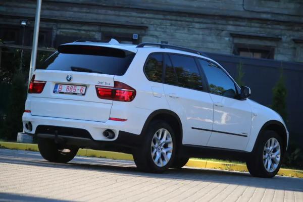 White BMW X5 2012 in Riga, with an engine capacity of 3.00 L and mileage of 276 thousand km for 12390 €, photo 6 on AUTOMOTO.COM.LV