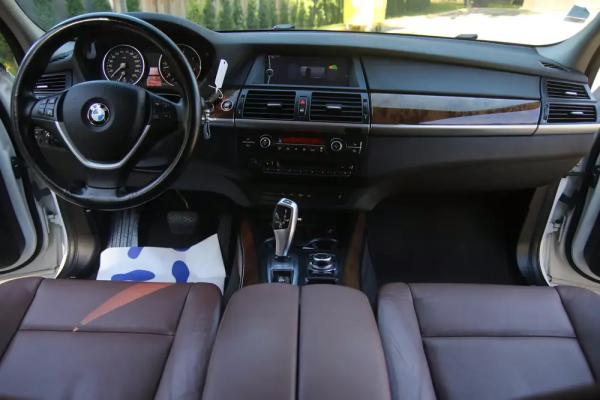 White BMW X5 2012 in Riga, with an engine capacity of 3.00 L and mileage of 276 thousand km for 12390 €, photo 10 on AUTOMOTO.COM.LV