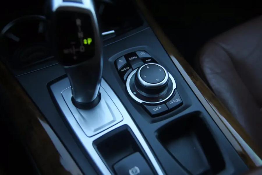 Balts BMW X5 2012 Rīga, ar dzinēja tilpumu 3.00 L un nobraukumu 276 tūkst. km par 12390 €, foto 25 vietnē AUTOMOTO.COM.LV