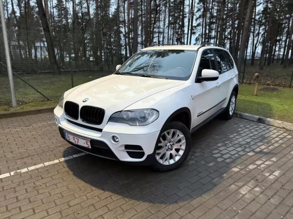 White BMW X5 2012 in Riga, with an engine capacity of 3.00 L and mileage of 228 thousand km for 6000 €, photo 1 on AUTOMOTO.COM.LV