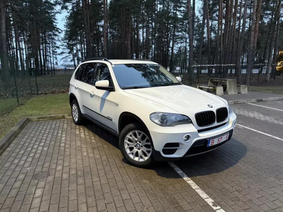 White BMW X5 2012 in Riga, with an engine capacity of 3.00 L and mileage of 228 thousand km for 6000 €, photo 3 on AUTOMOTO.COM.LV