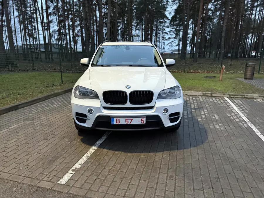 White BMW X5 2012 in Riga, with an engine capacity of 3.00 L and mileage of 228 thousand km for 6000 €, photo 4 on AUTOMOTO.COM.LV