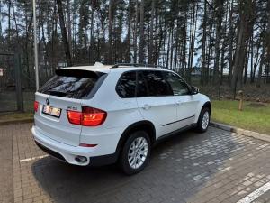 White BMW X5 2012 in Riga, with an engine capacity of 3.00 L and mileage of 228 thousand km for 6000 €, photo 5 on AUTOMOTO.COM.LV