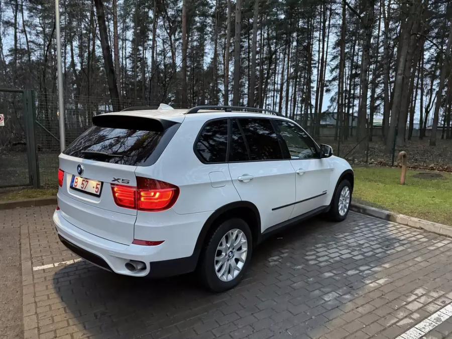 White BMW X5 2012 in Riga, with an engine capacity of 3.00 L and mileage of 228 thousand km for 6000 €, photo 5 on AUTOMOTO.COM.LV