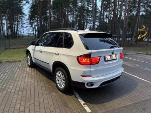 White BMW X5 2012 in Riga, with an engine capacity of 3.00 L and mileage of 228 thousand km for 6000 €, photo 6 on AUTOMOTO.COM.LV