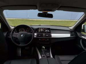 White BMW X5 2012 in Riga, with an engine capacity of 3.00 L and mileage of 228 thousand km for 6000 €, photo 8 on AUTOMOTO.COM.LV
