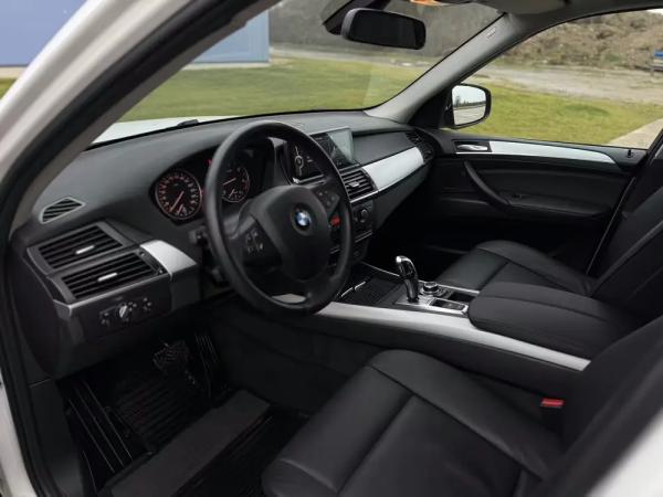 White BMW X5 2012 in Riga, with an engine capacity of 3.00 L and mileage of 228 thousand km for 6000 €, photo 8 on AUTOMOTO.COM.LV
