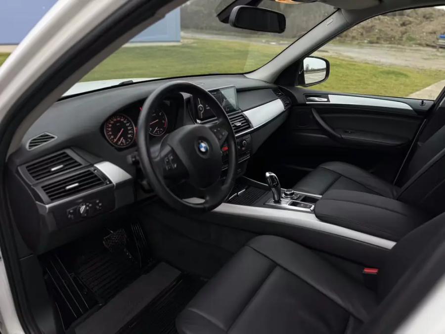 White BMW X5 2012 in Riga, with an engine capacity of 3.00 L and mileage of 228 thousand km for 6000 €, photo 9 on AUTOMOTO.COM.LV