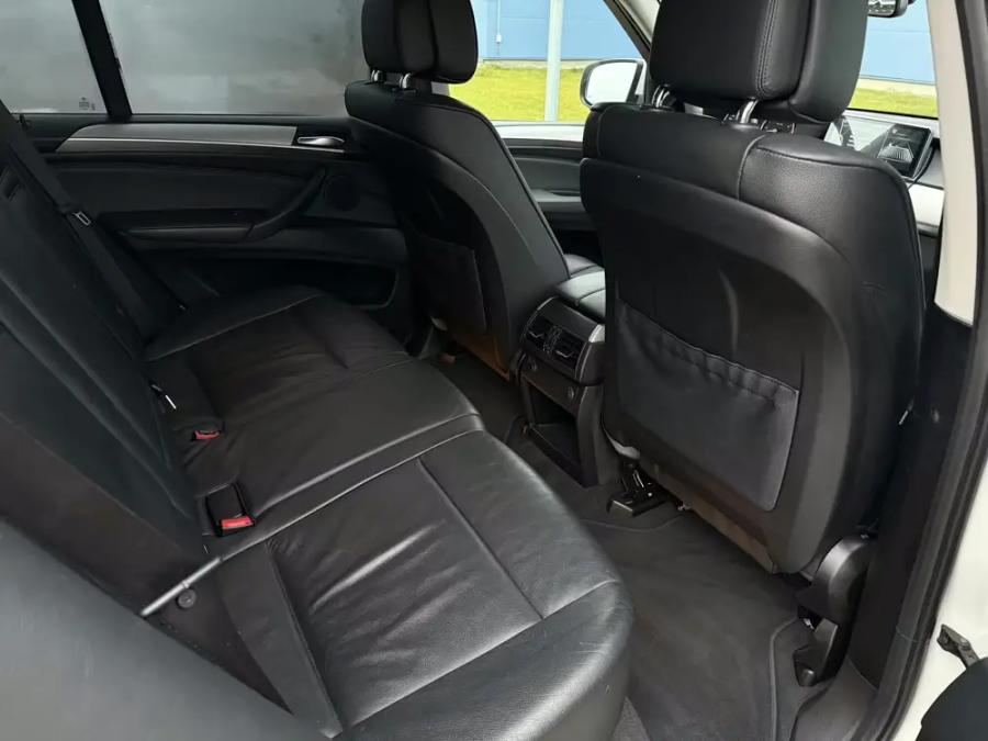 White BMW X5 2012 in Riga, with an engine capacity of 3.00 L and mileage of 228 thousand km for 6000 €, photo 11 on AUTOMOTO.COM.LV
