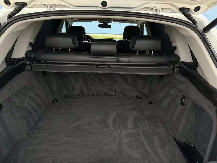 White BMW X5 2012 in Riga, with an engine capacity of 3.00 L and mileage of 228 thousand km for 6000 €, photo 12 on AUTOMOTO.COM.LV