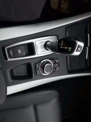 White BMW X5 2012 in Riga, with an engine capacity of 3.00 L and mileage of 228 thousand km for 6000 €, photo 16 on AUTOMOTO.COM.LV