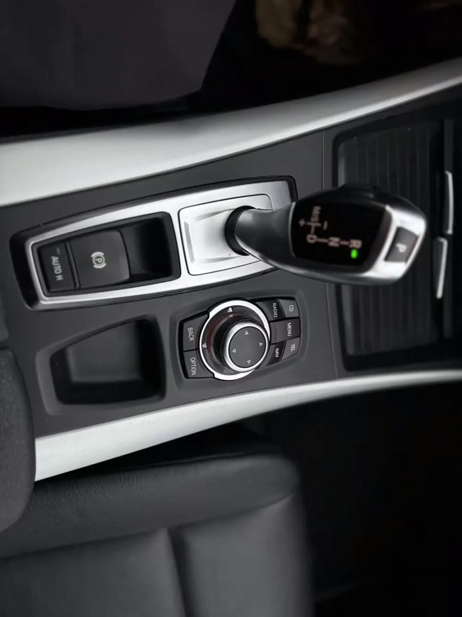 White BMW X5 2012 in Riga, with an engine capacity of 3.00 L and mileage of 228 thousand km for 6000 €, photo 16 on AUTOMOTO.COM.LV